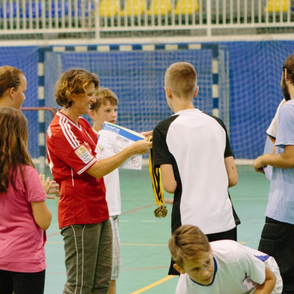 dina-verteilt-urkunde-und-medallien-an-das-team - CBN Deutschland